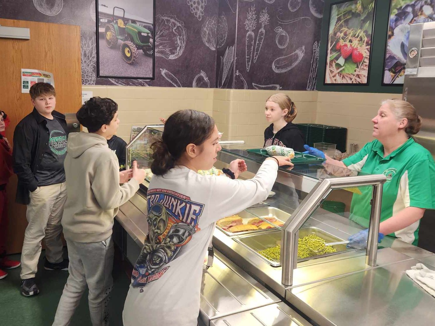 Student Volunteers Show Appreciation to Food Servers – TrayTalk.org